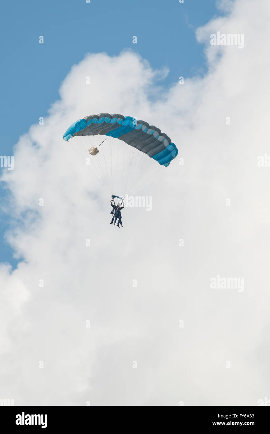 Paratroopers into a double jump to one parachute Stock Photo - Alamy