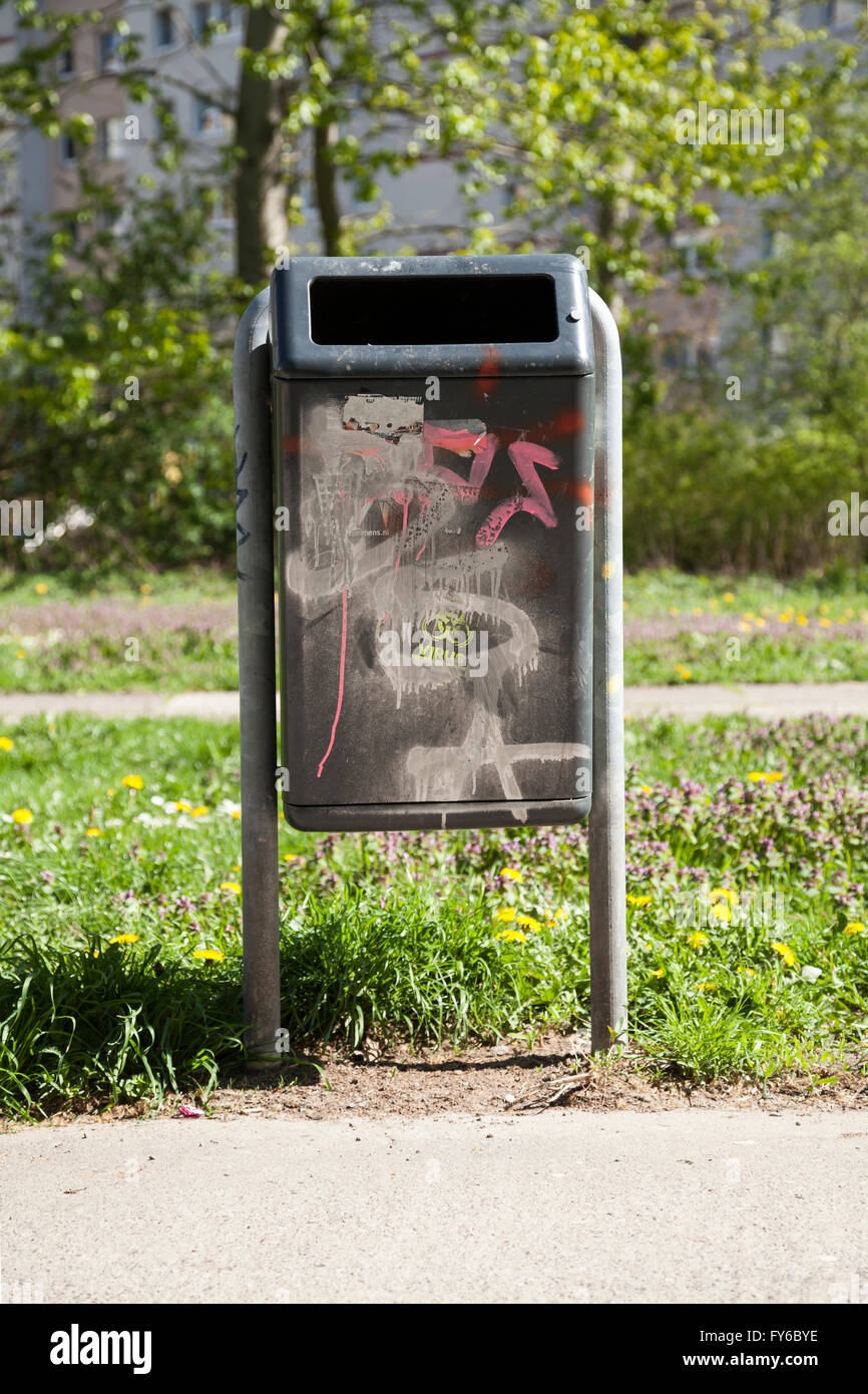 Outdoor dustbin hi-res stock photography and images - Alamy
