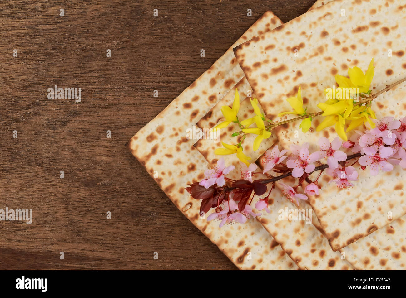 Pesach matzo passover with wine and matzoh jewish passover bread Stock ...