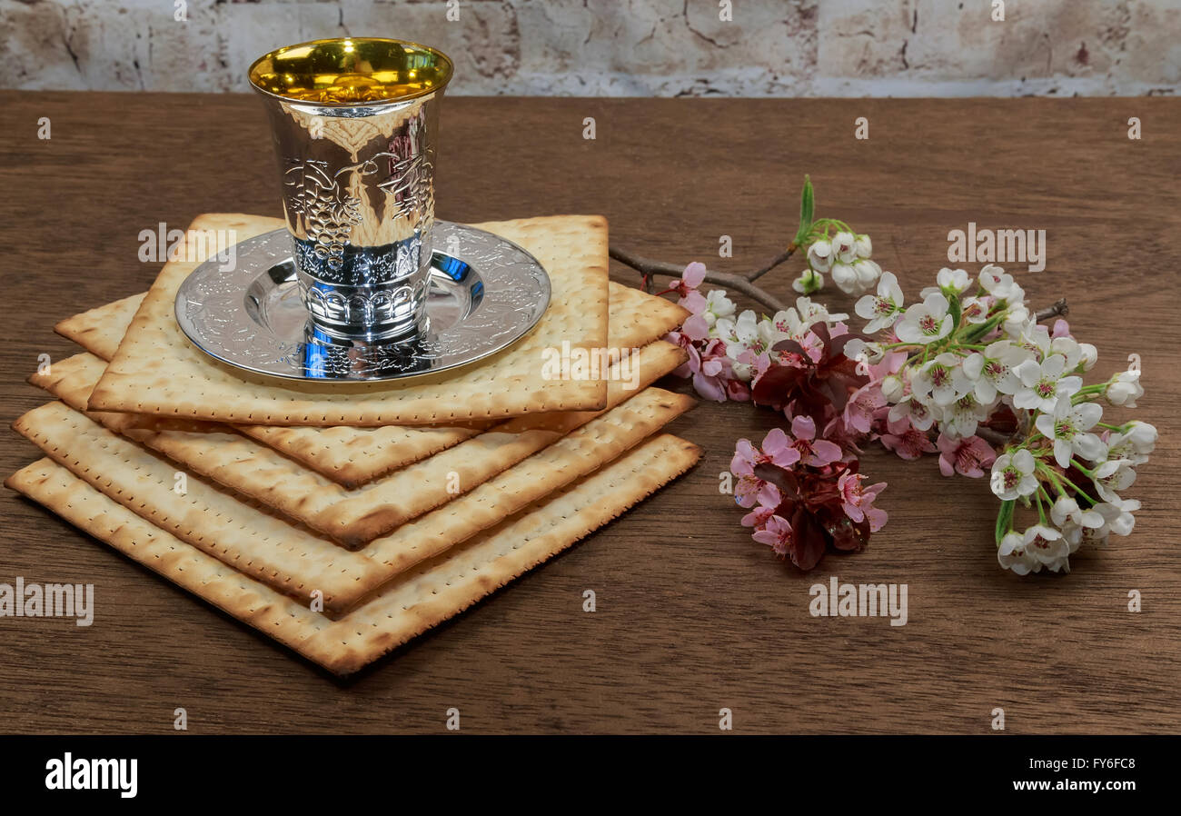 Pesach matzo passover with wine and matzoh jewish passover bread Stock ...