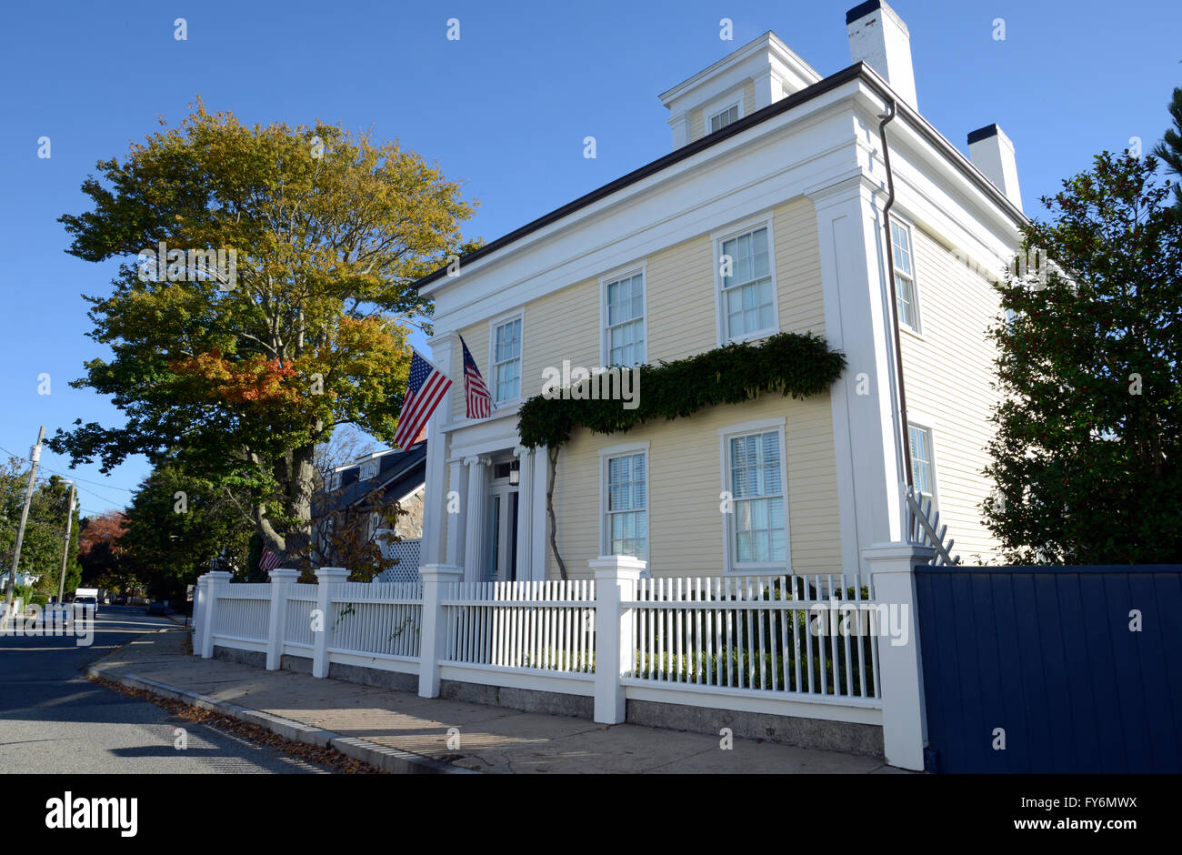 Colonial style house exterior hi-res stock photography and images - Alamy