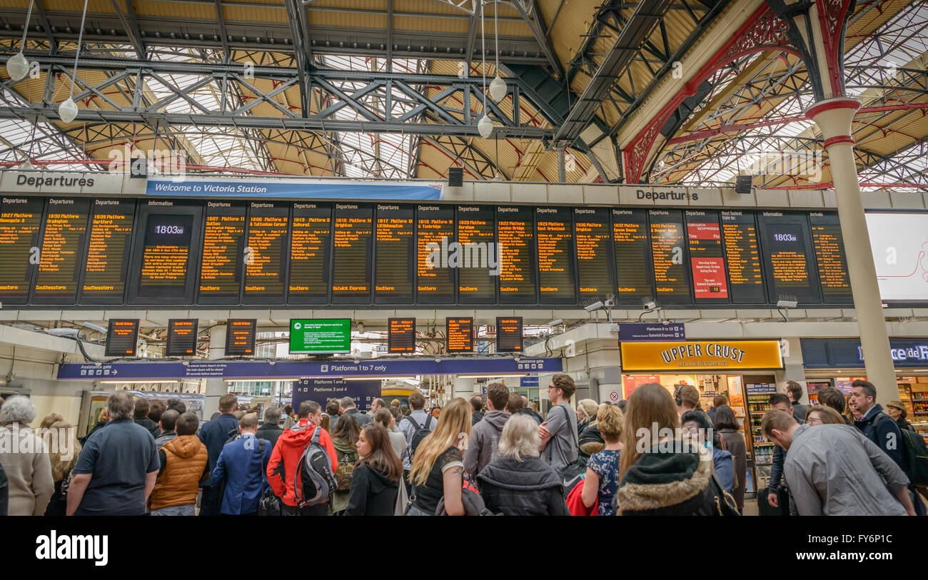London victoria rail train station High Resolution Stock Photography ...