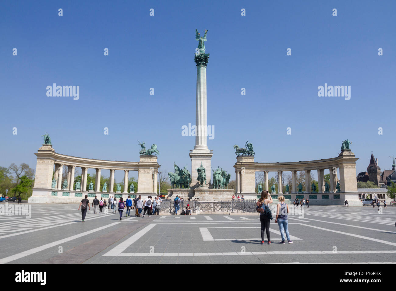Monument heroes square hi-res stock photography and images - Alamy