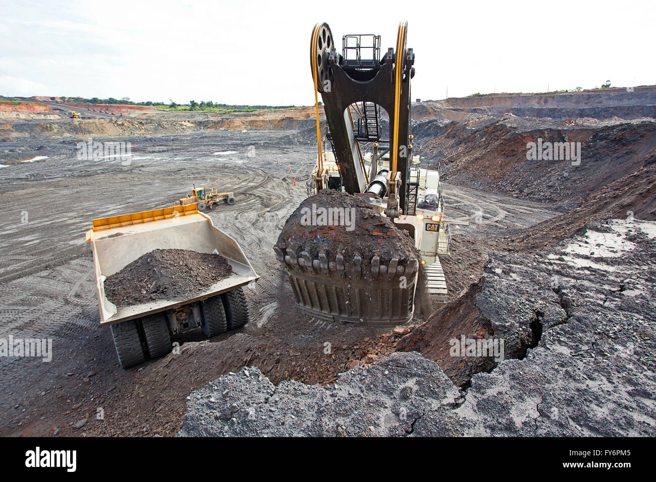 Mining shovel electric shovel loading hi-res stock photography and ...