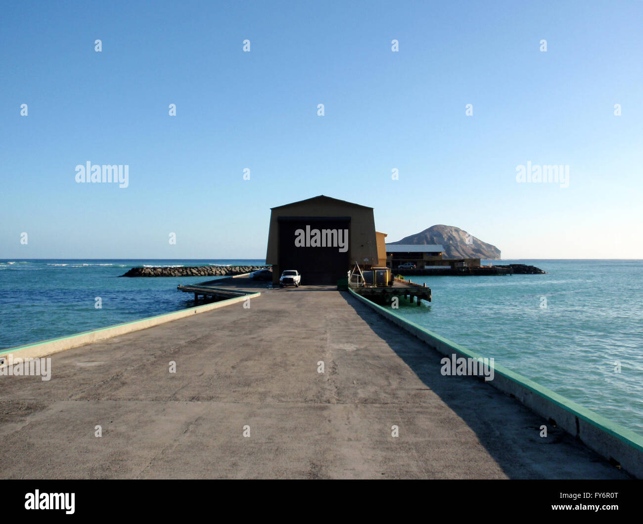 Makai research pier hi-res stock photography and images - Alamy
