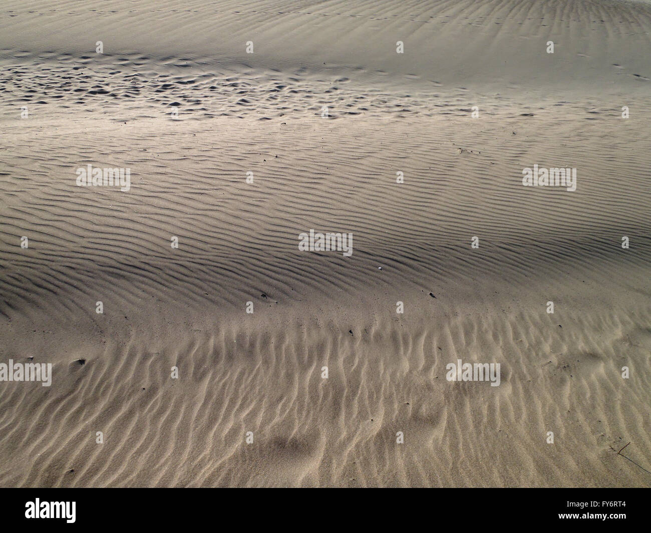 Ocean Beach Sand Pattern of waves and foot prints Stock Photo - Alamy
