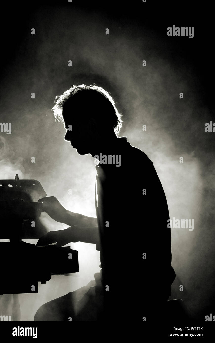Piano black man hi-res stock photography and images - Alamy