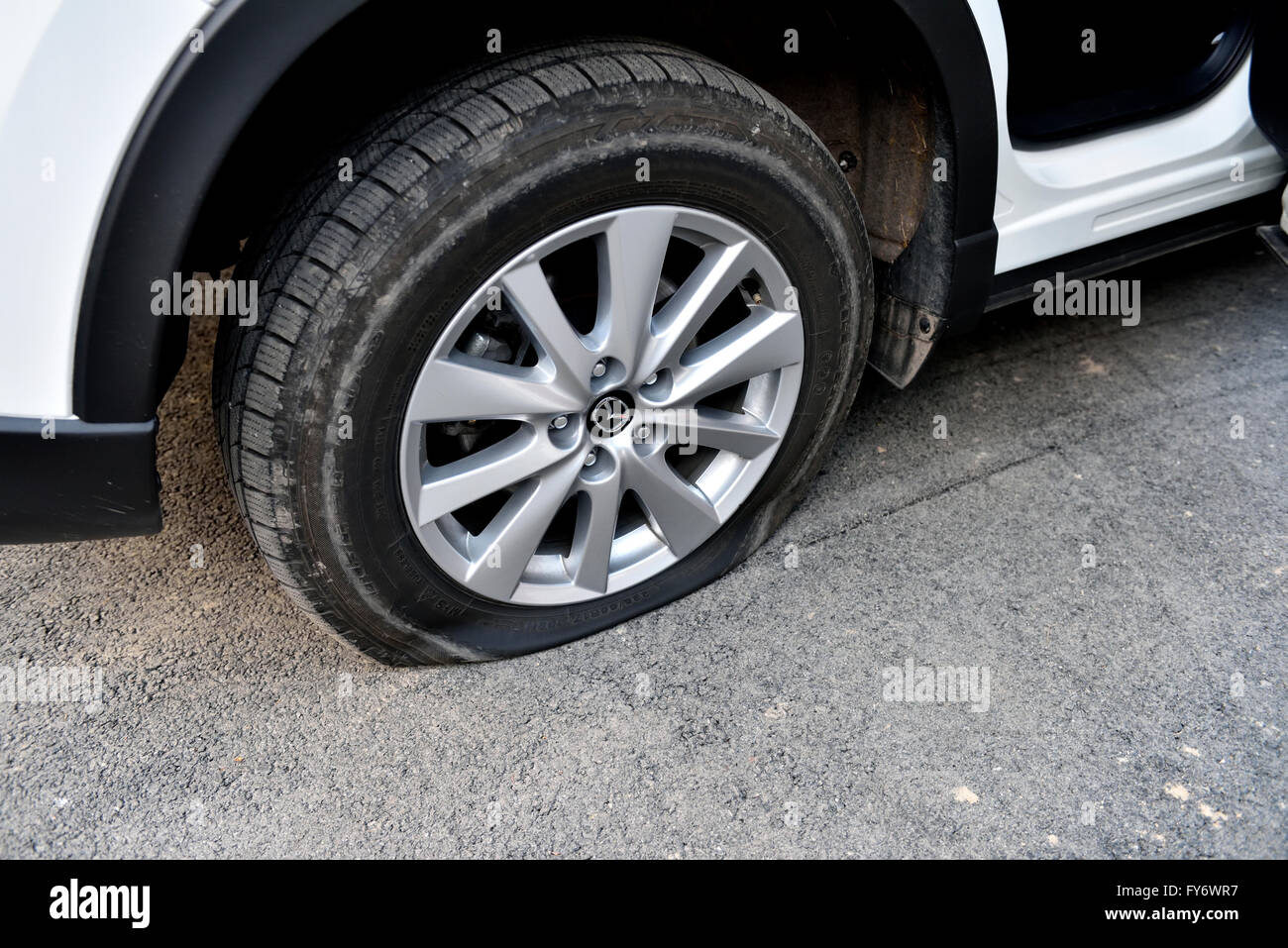 Flat tire hi-res stock photography and images - Alamy