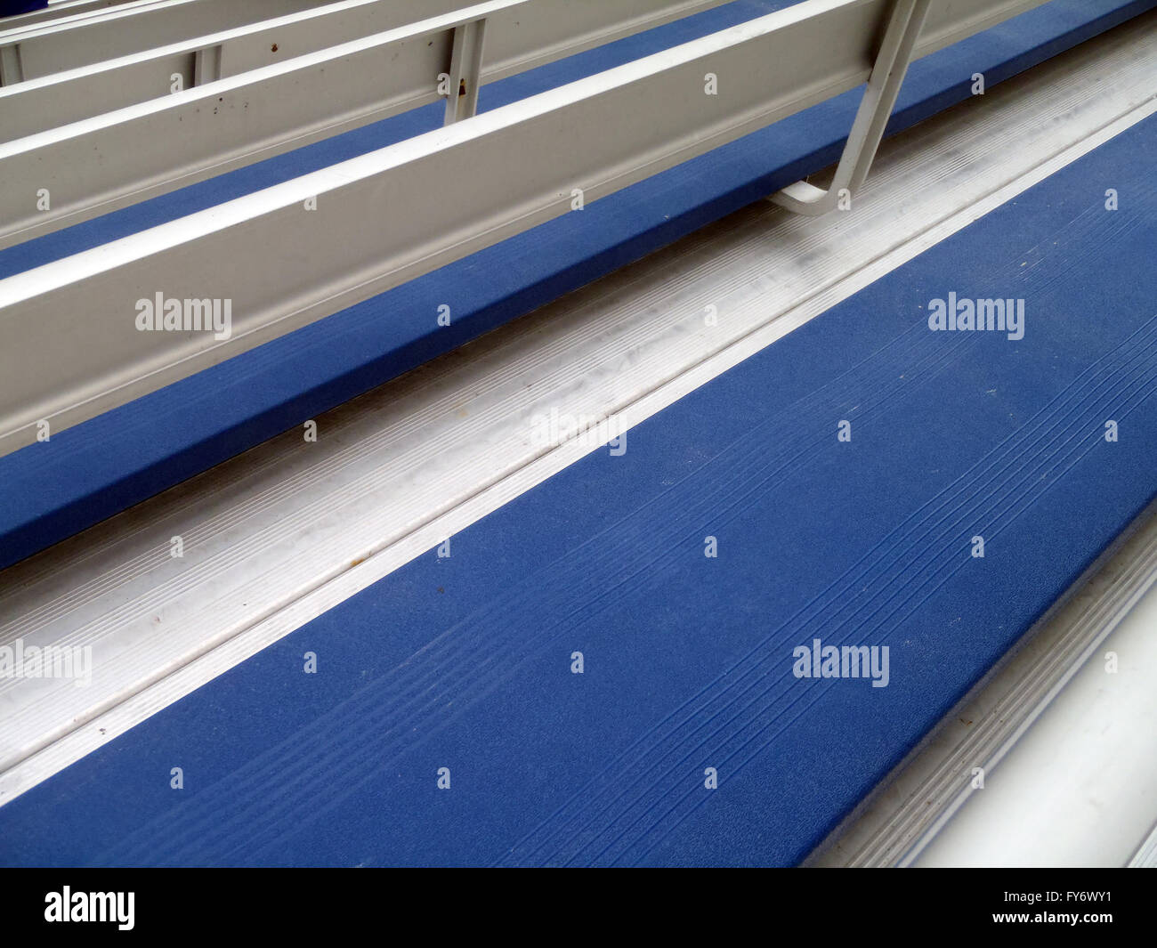 Silver and red stadium seats hi-res stock photography and images - Alamy