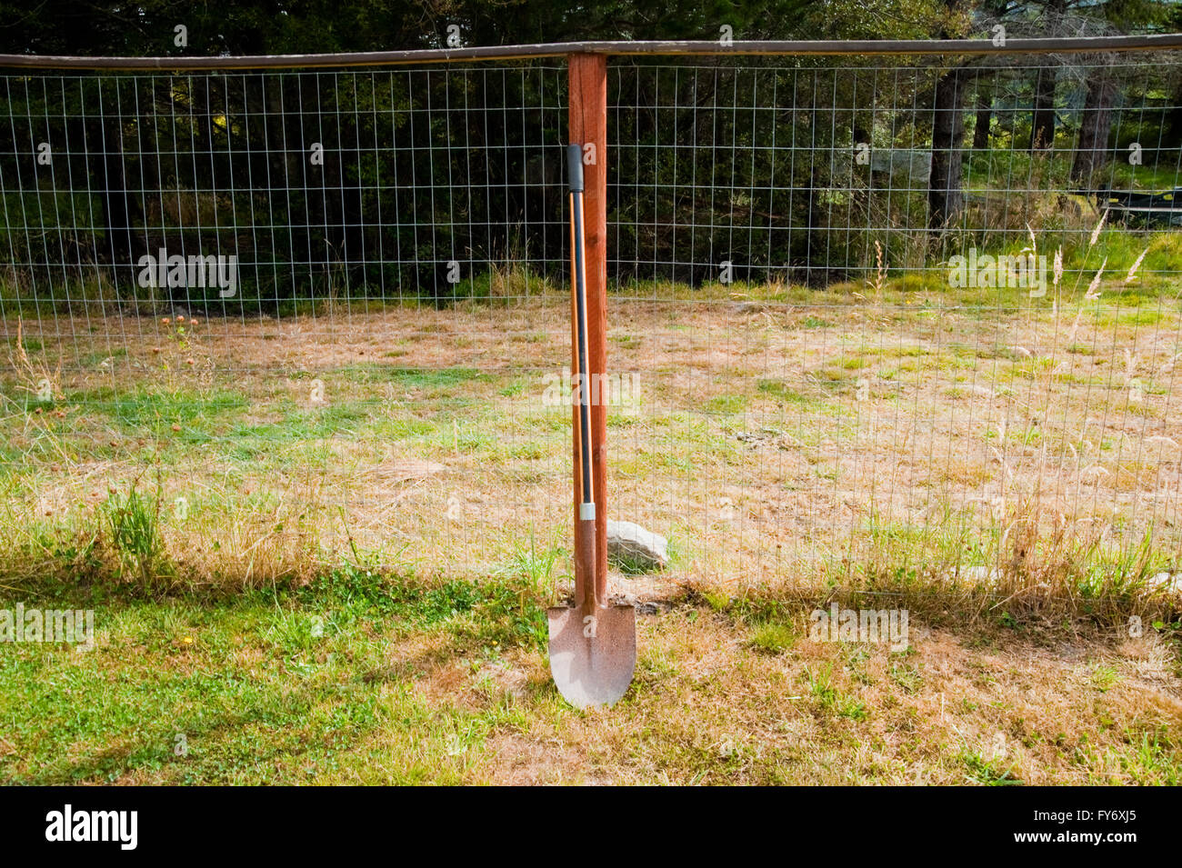 Dig garden fence hi-res stock photography and images - Alamy
