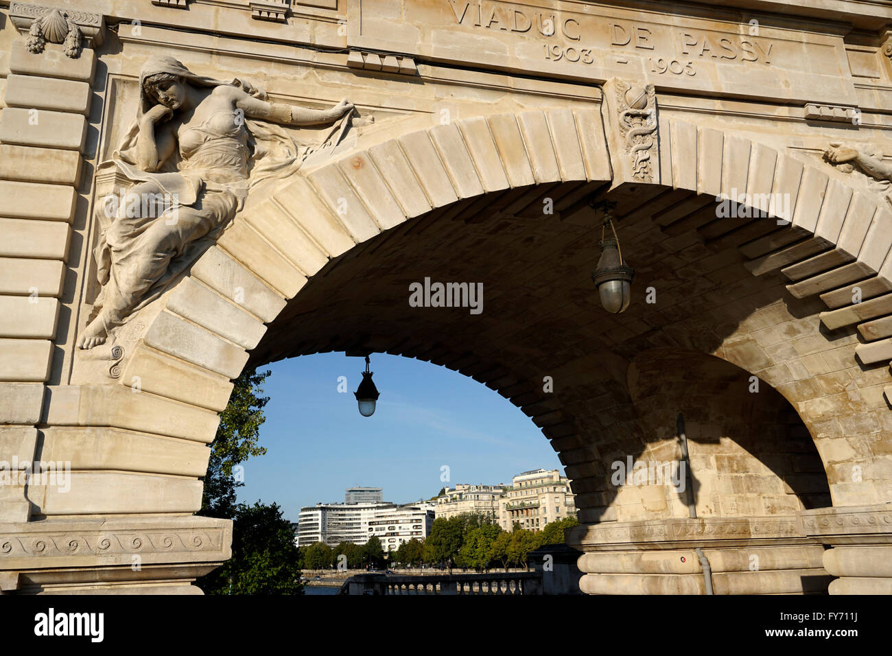 The stone arch of Viaduct de Passy on Pont Bir Hakeim bridge, Paris ...
