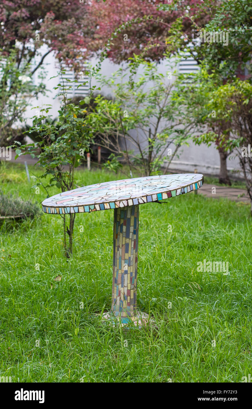 Crooked table hi-res stock photography and images - Alamy