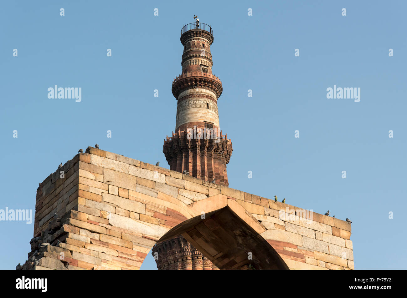 Arch of Quwwat-ul-Islam Mosque and Qutb Minar, Delhi, India Stock Photo ...
