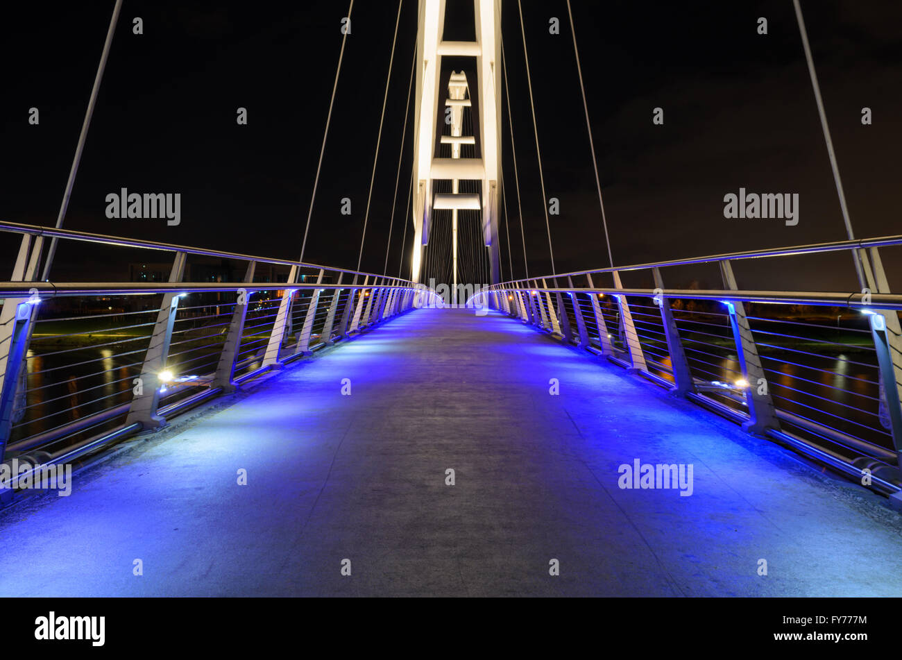 Infinity bridge nightime hi-res stock photography and images - Alamy
