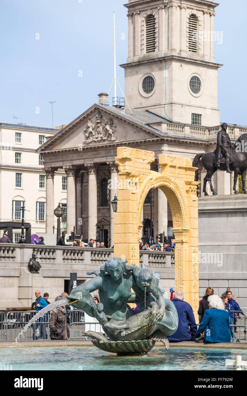 Palmyra Arch of Triumph replica with Trafalgar Square fountains, London ...