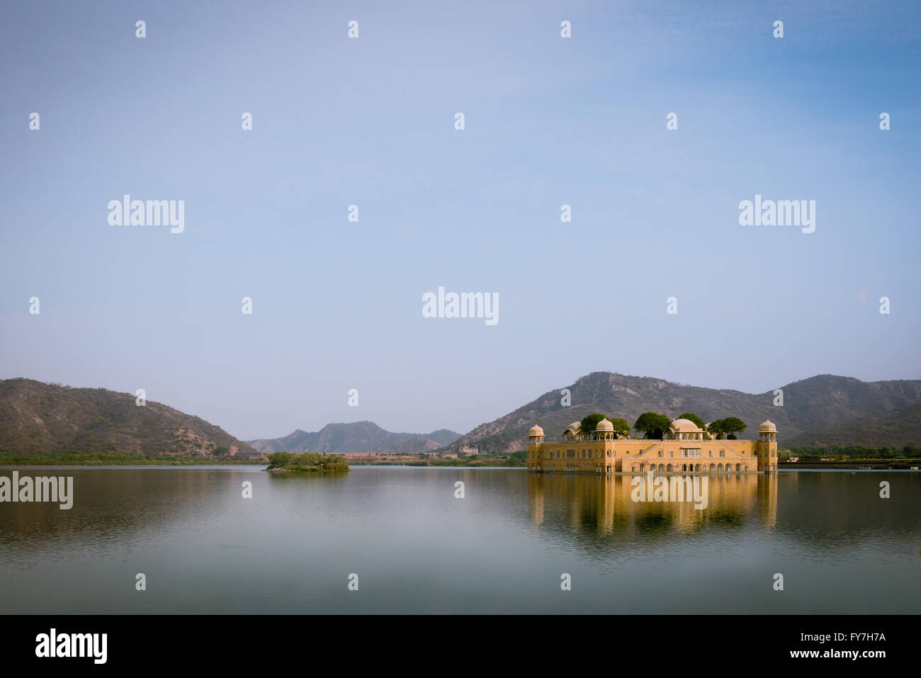 Jal mahal palace on lake hi-res stock photography and images - Alamy