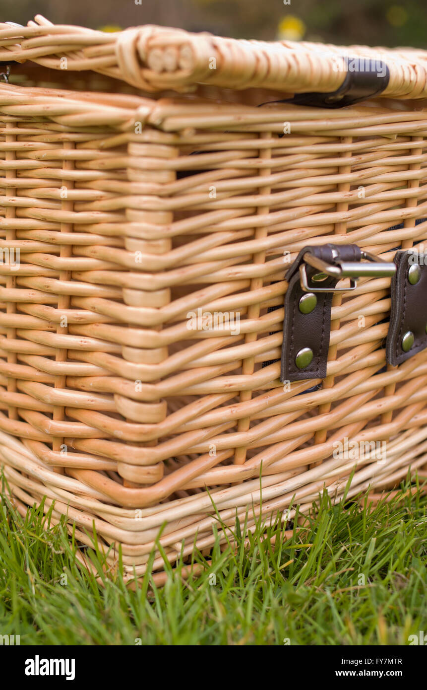 Wicker picnic basket Stock Photo - Alamy
