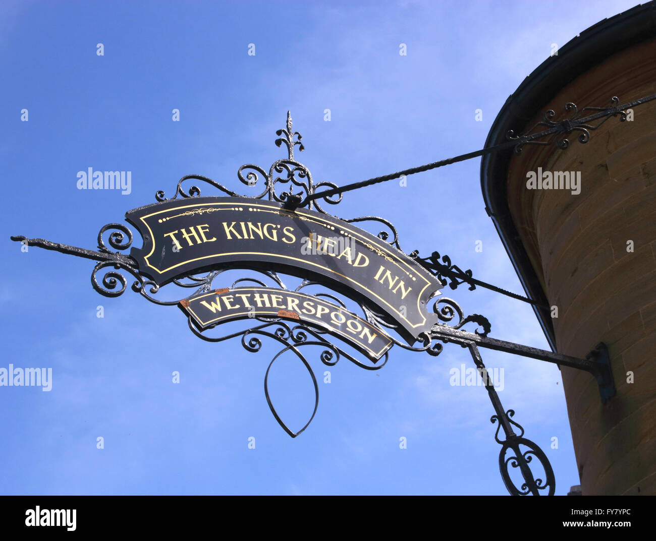 Kings head inn pub sign hi-res stock photography and images - Alamy