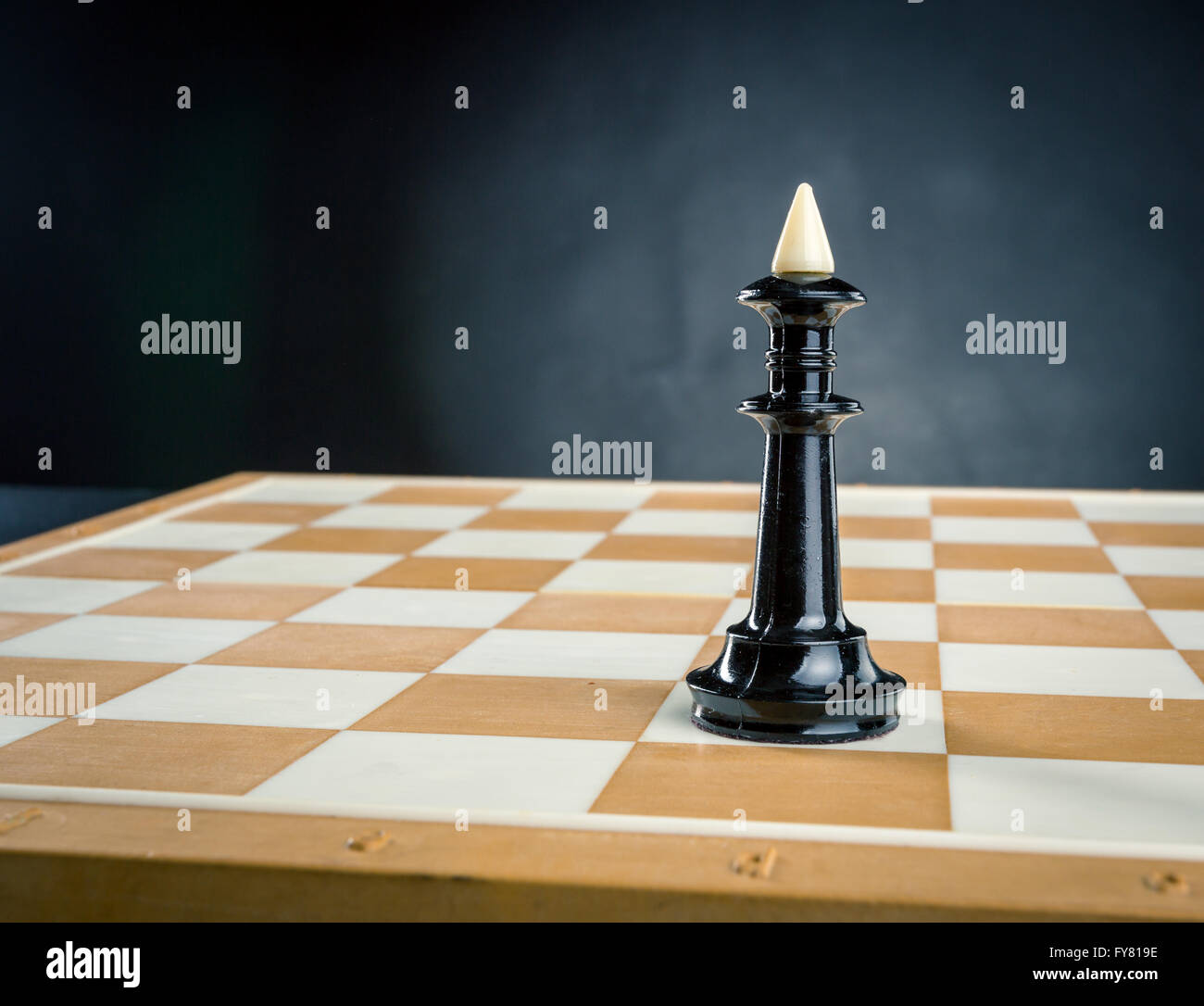 King on chess board hi-res stock photography and images - Alamy
