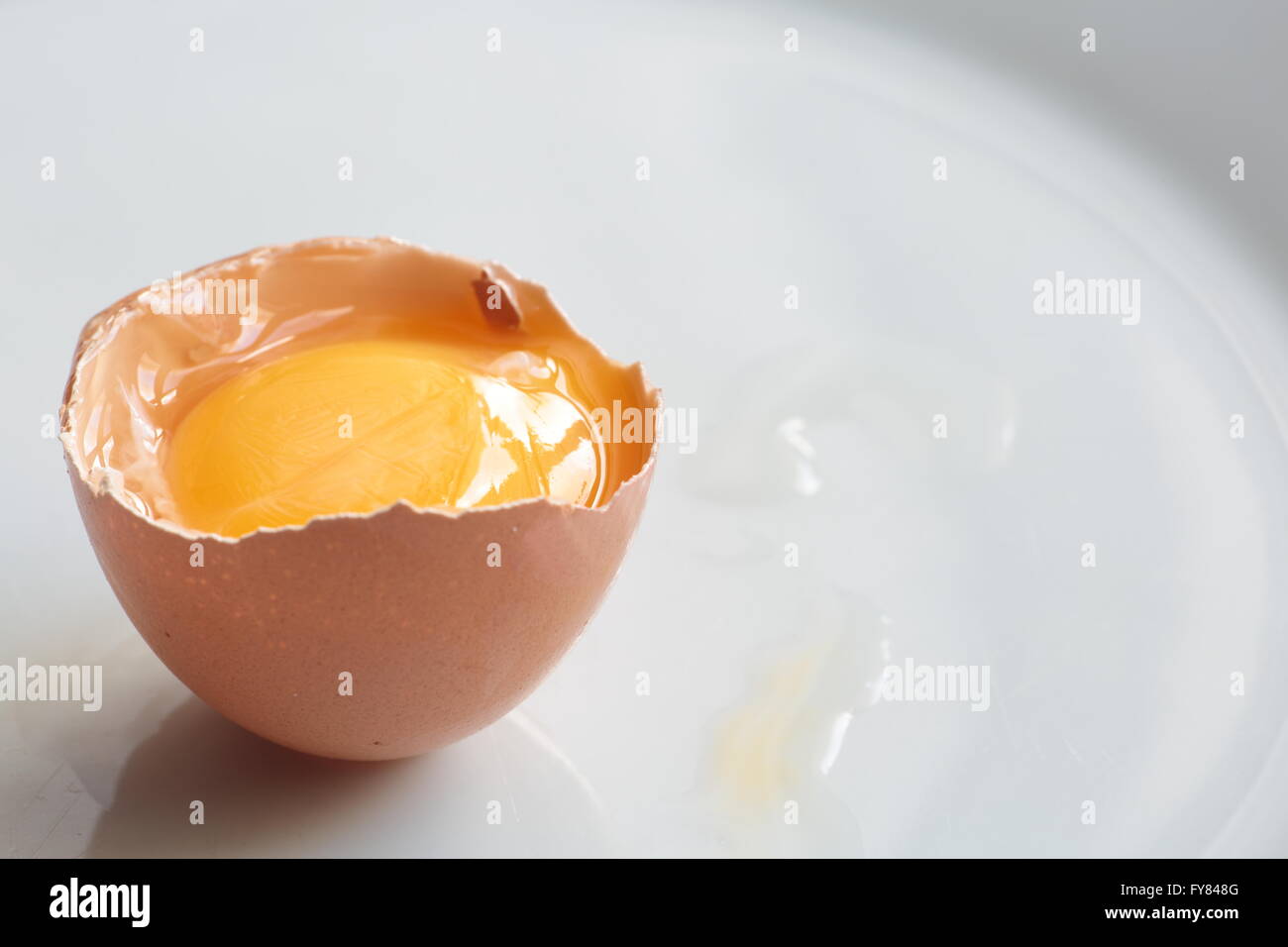 Cracked chicken egg hi-res stock photography and images - Alamy