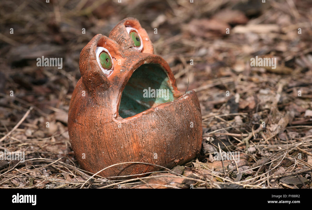 Pottery frog hi-res stock photography and images - Alamy