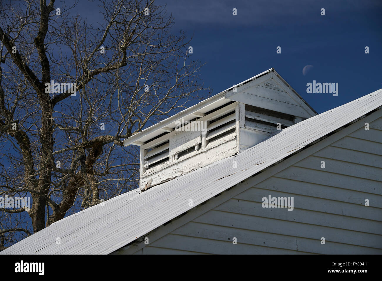 White barn farm hi-res stock photography and images - Alamy