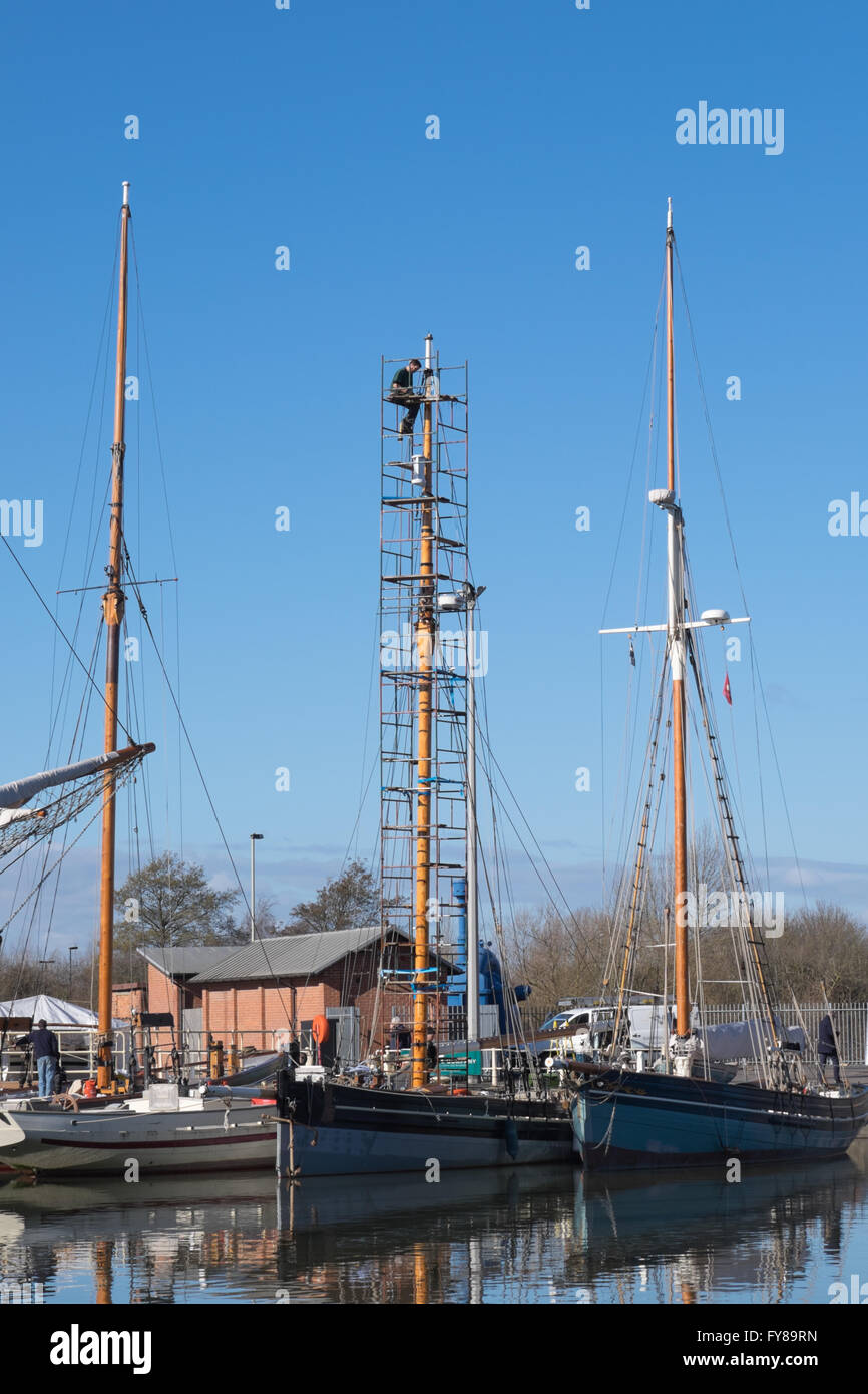 Man repairing a mast in Gloucester Docks Stock Photo - Alamy
