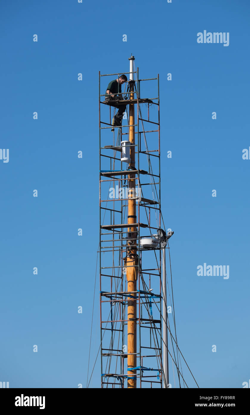 Man repairing a mast in Gloucester Docks Stock Photo - Alamy