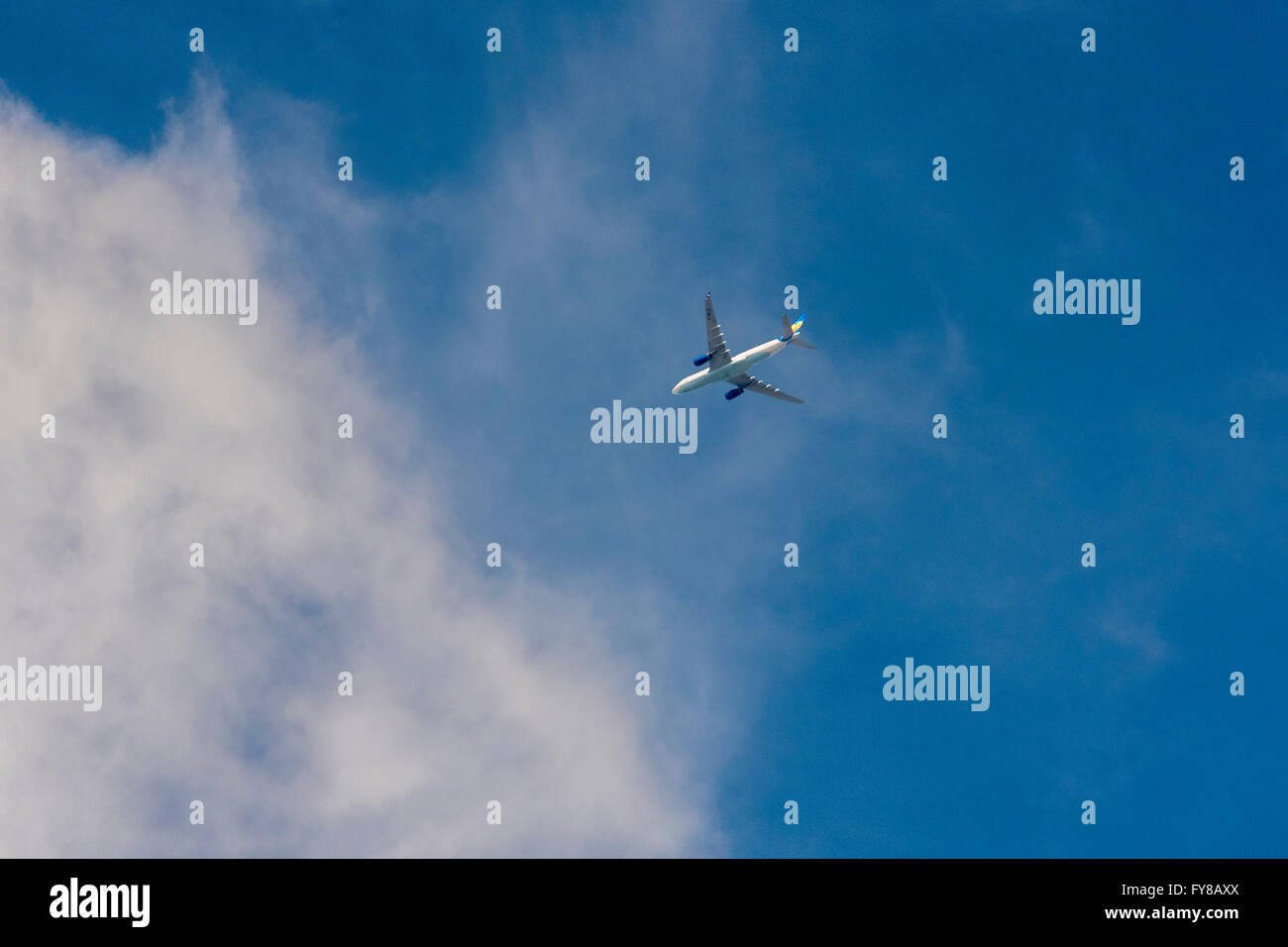 High flying airliner hi-res stock photography and images - Alamy