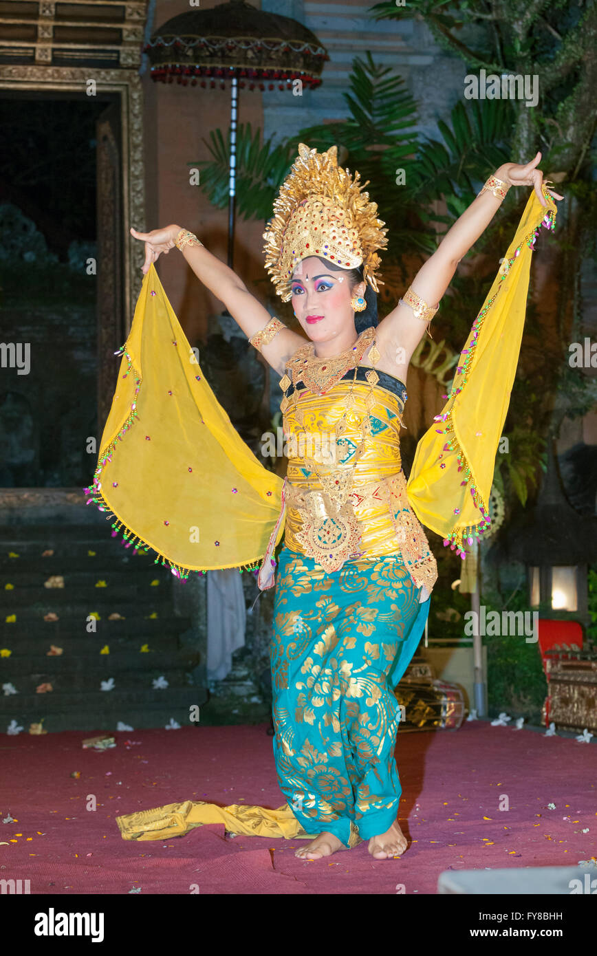Legong dance performed by Bina Remaja troupe, Ubud palace, Bali ...