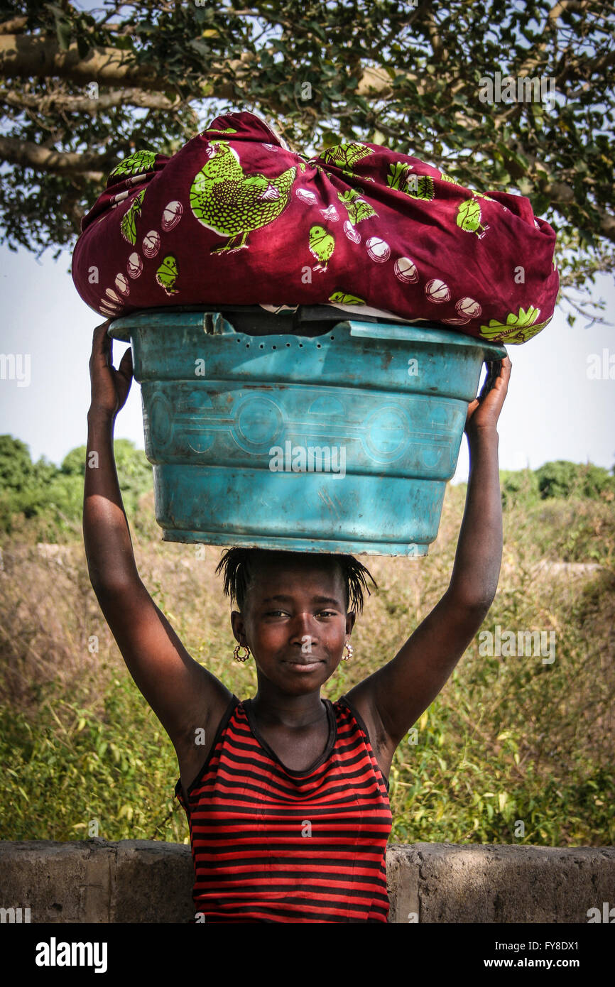 African woman carrying bucket on head hi-res stock photography and ...