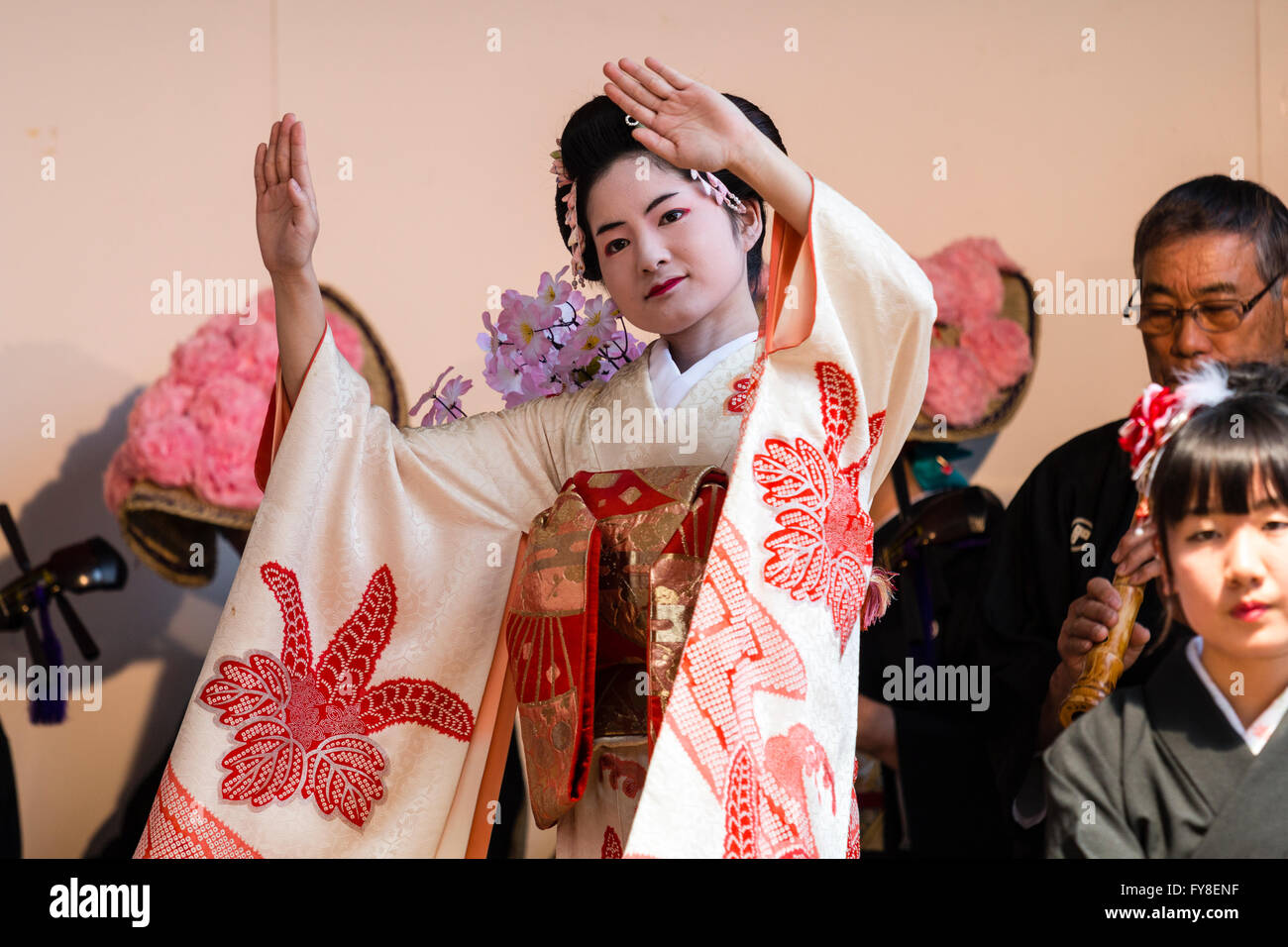 Japanese geisha dancing on stage, in springtime cherry blossom Stock ...