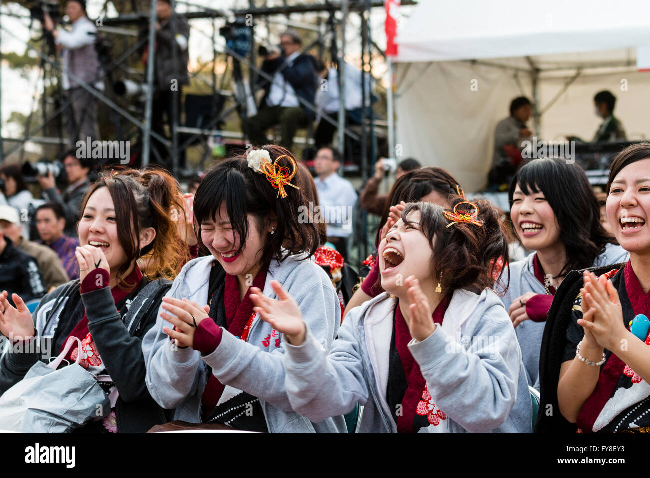 Audience clapping in row hi-res stock photography and images - Alamy