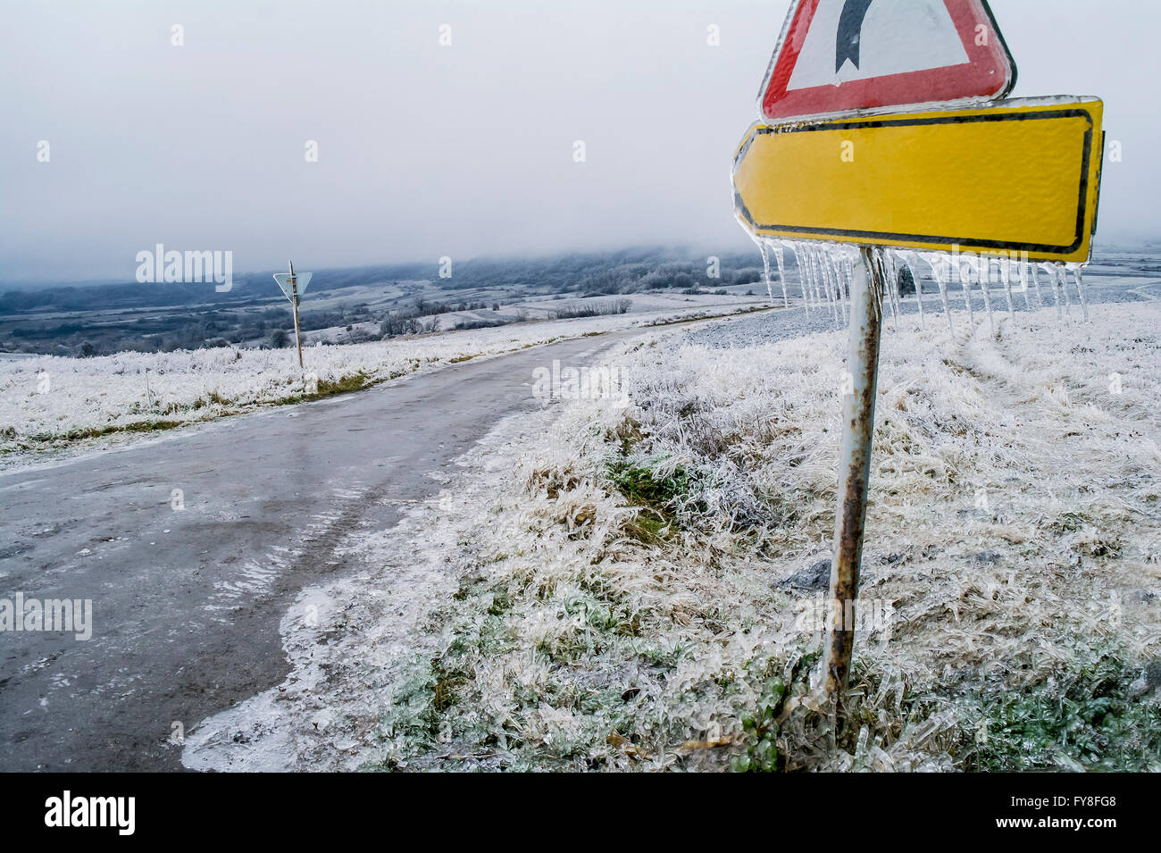 Frozen road sign hi-res stock photography and images - Alamy