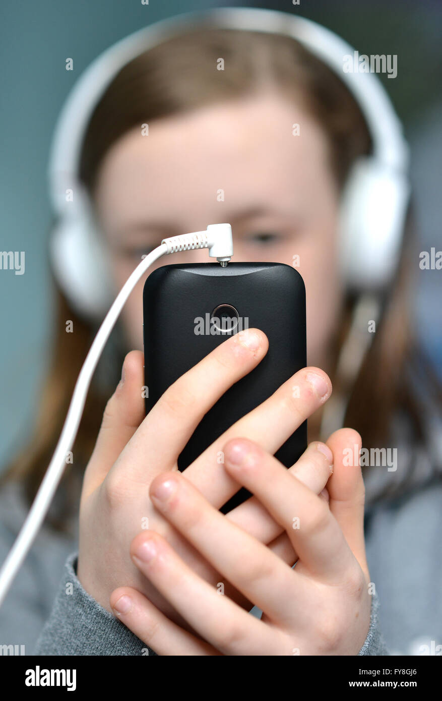 Teen girl with mobile (cell) phone and headphones Stock Photo - Alamy
