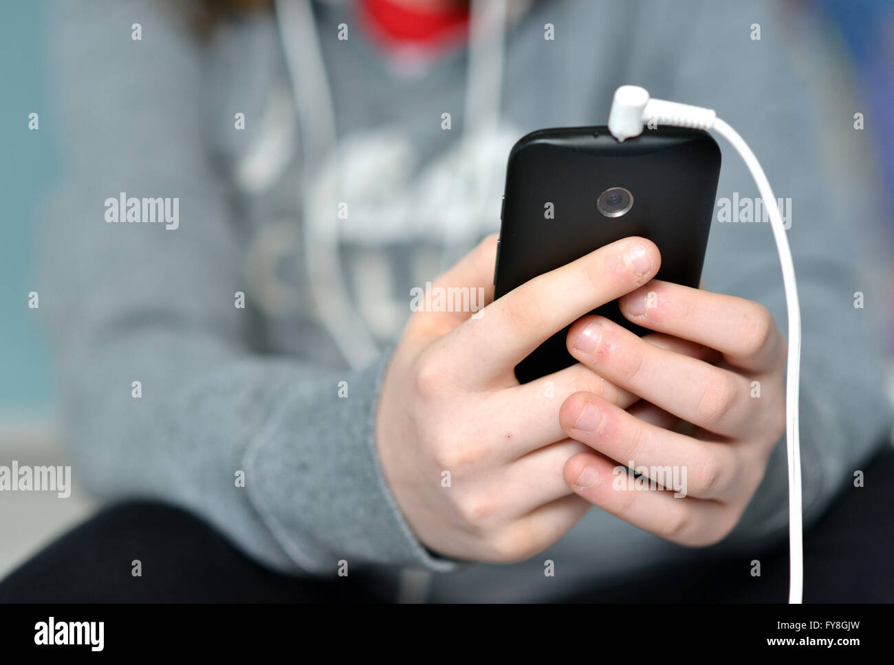 Teen girl smartphone bully hi-res stock photography and images - Alamy