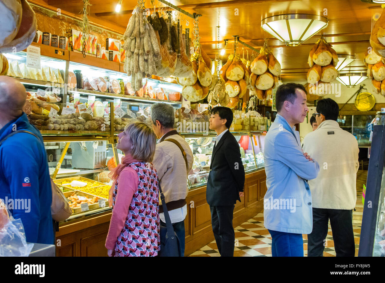 Italian deli hi-res stock photography and images - Alamy