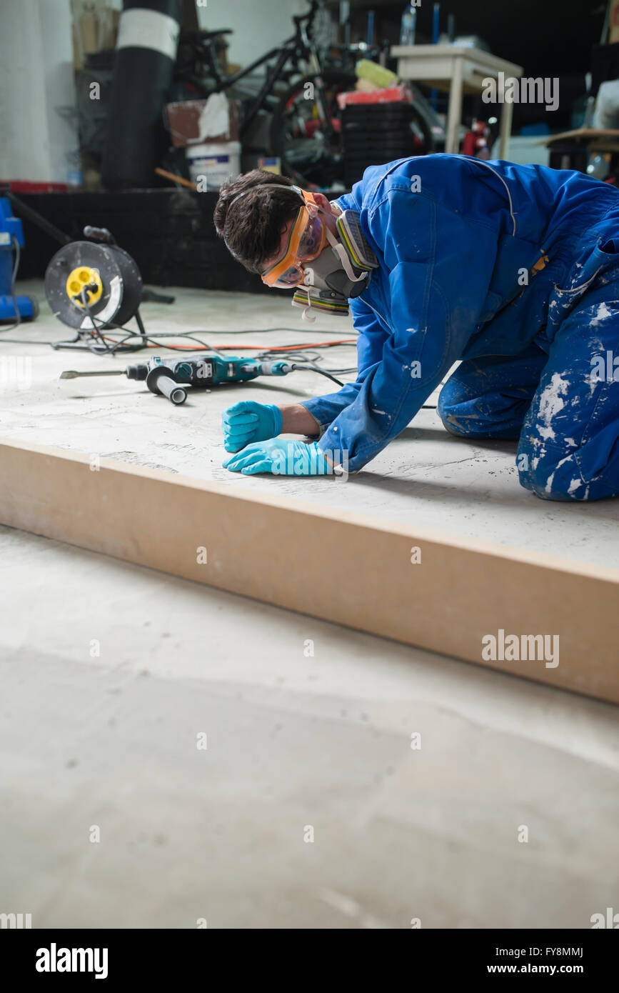 Worker checking the level of the concrete floor Stock Photo - Alamy