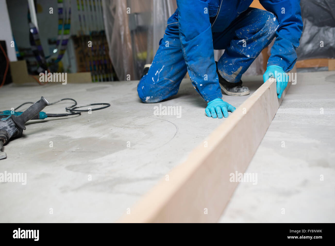 Worker checking the level of the concrete floor Stock Photo - Alamy