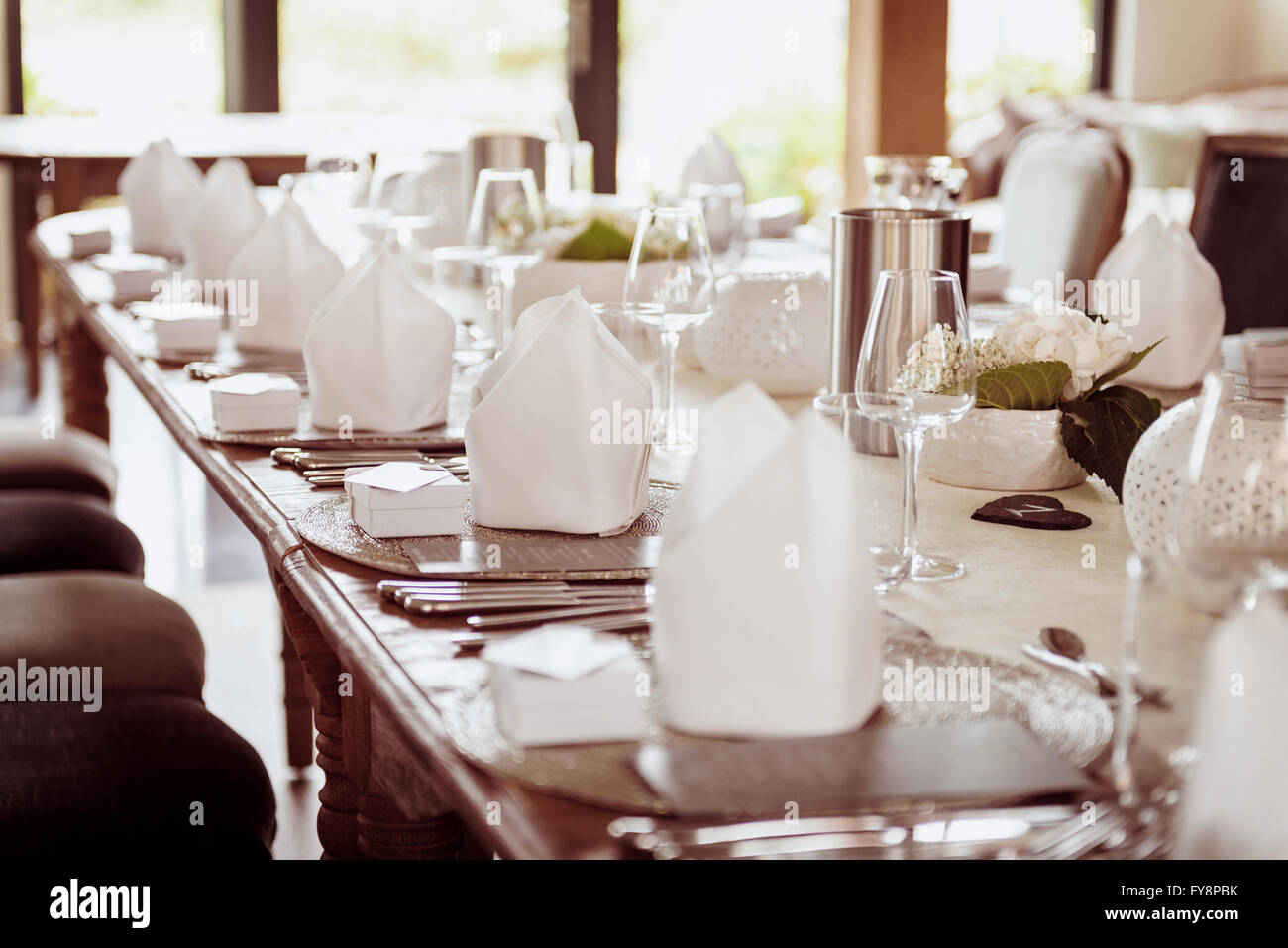 Festive laid dinner table, wedding Stock Photo - Alamy
