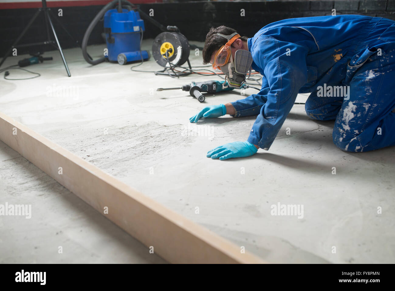 Worker checking the level of the concrete floor Stock Photo - Alamy
