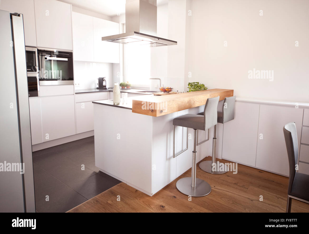 Modern open plan kitchen Stock Photo - Alamy