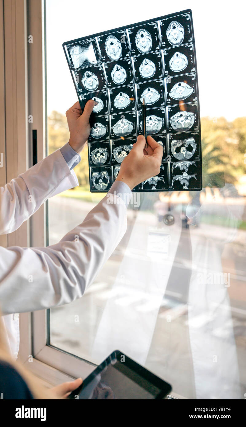 Two doctors discussing MRI scan at the window Stock Photo - Alamy