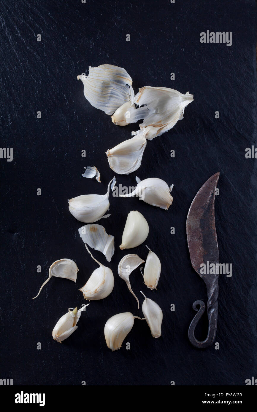 Cloves of garlic with old knife Stock Photo - Alamy