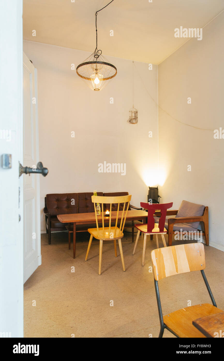 Indoor empty cafe hi-res stock photography and images - Alamy