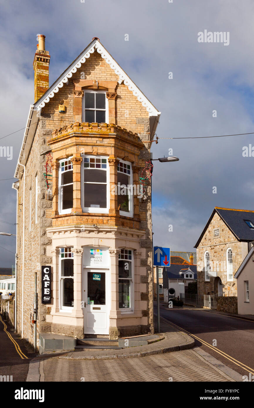 An unusually narrow cafe in Marazion, Cornwall, England, UK Stock Photo ...