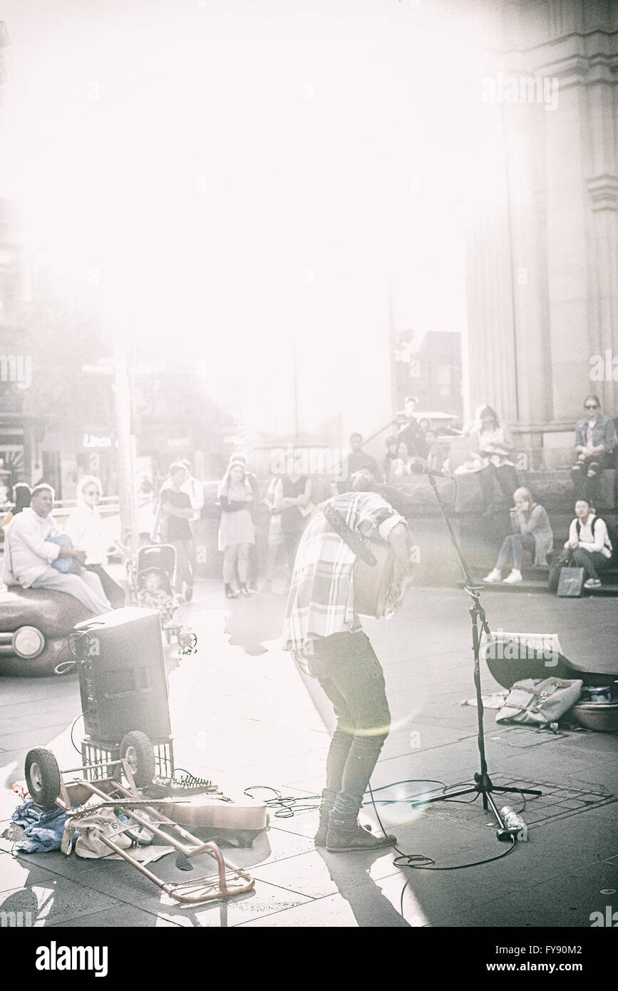 Street singer hi-res stock photography and images - Alamy