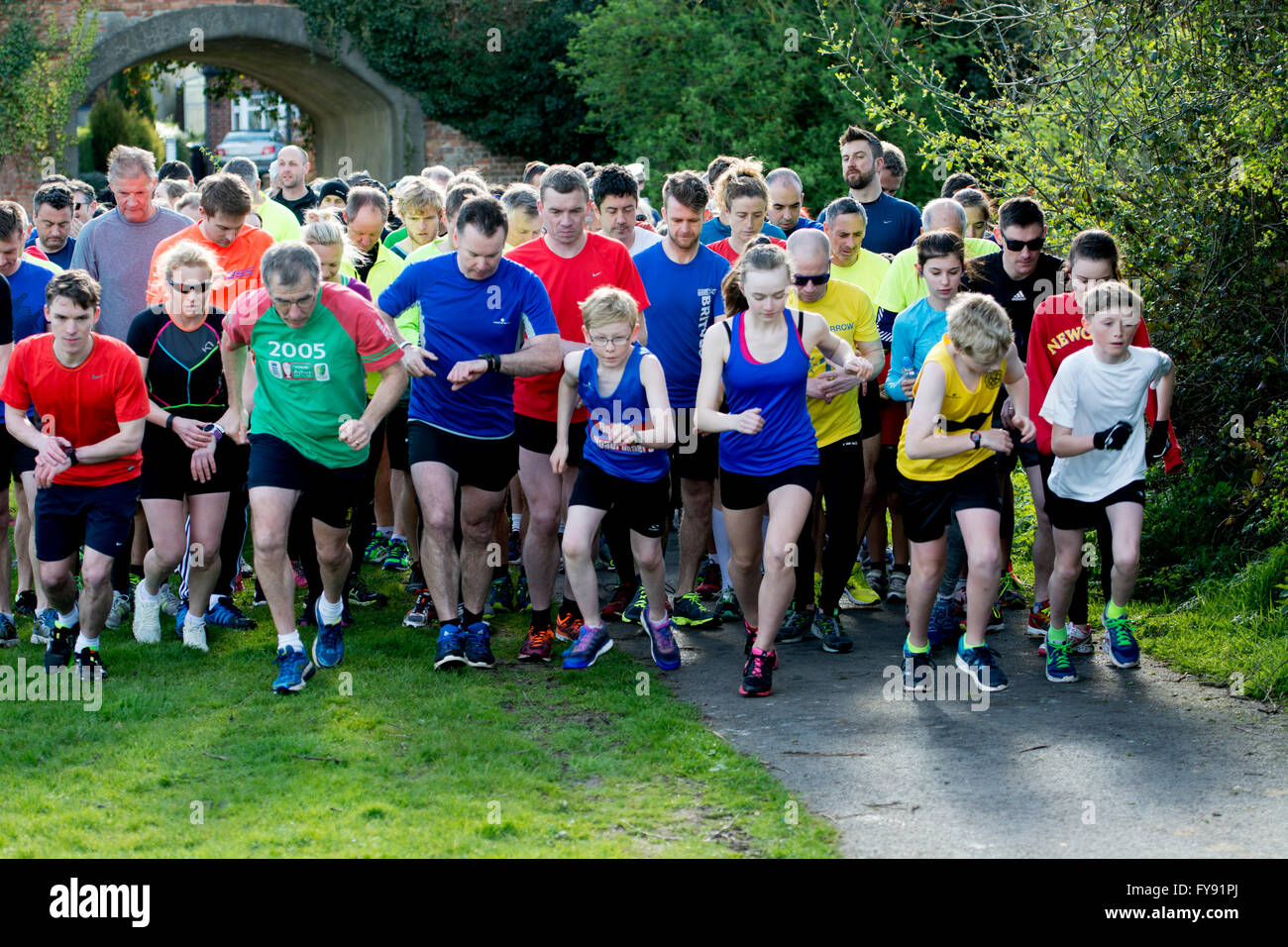 Stratford-upon-Avon, UK. 23rd Apr. 2016. Runners start the weekly ...