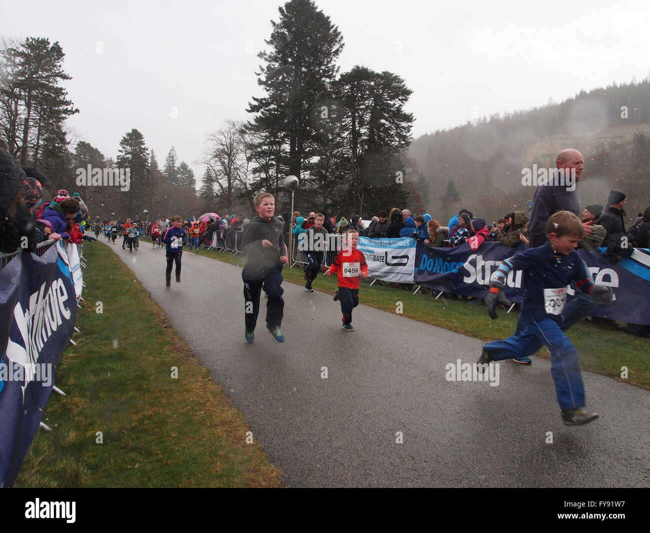 Queen at balmoral 2016 hi-res stock photography and images - Alamy