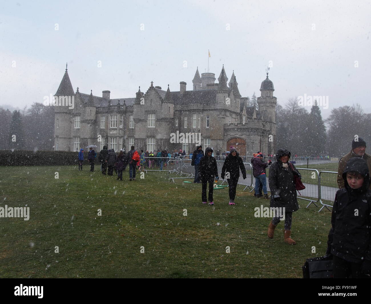 Queen at balmoral 2016 hi-res stock photography and images - Alamy